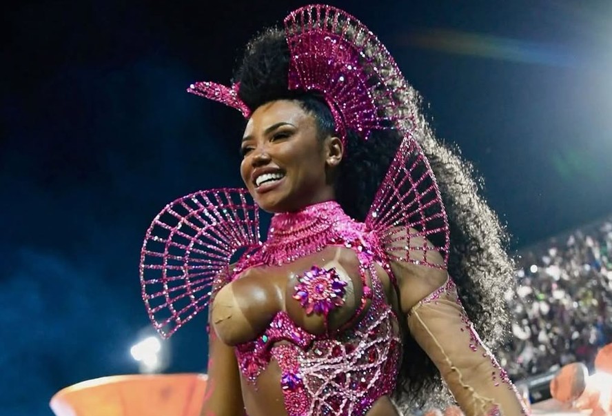 Mangueira renova Evelyn Bastos como rainha de bateria: 'Grata demais por tudo'