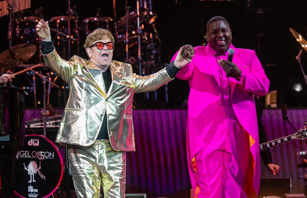 Elton John se emociona durante seu último show no Reino Unido; vídeo