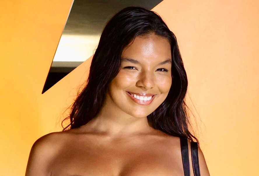 Mell Muzzillo arrasa com microtop e barriga de fora em baile no Rio