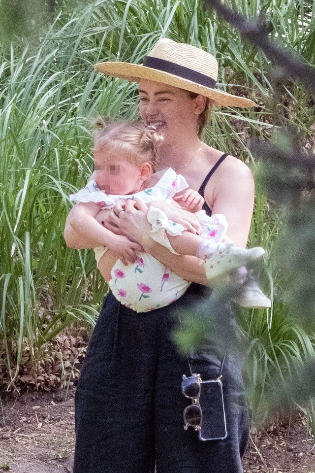 Amber Heard curte passeio com a filha em Madri, enquanto Johnny Depp ...