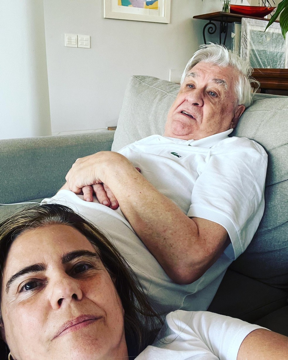 Mayara Magri posa coladinha ao namorado, Lauro César Muniz, no Dia dos ...