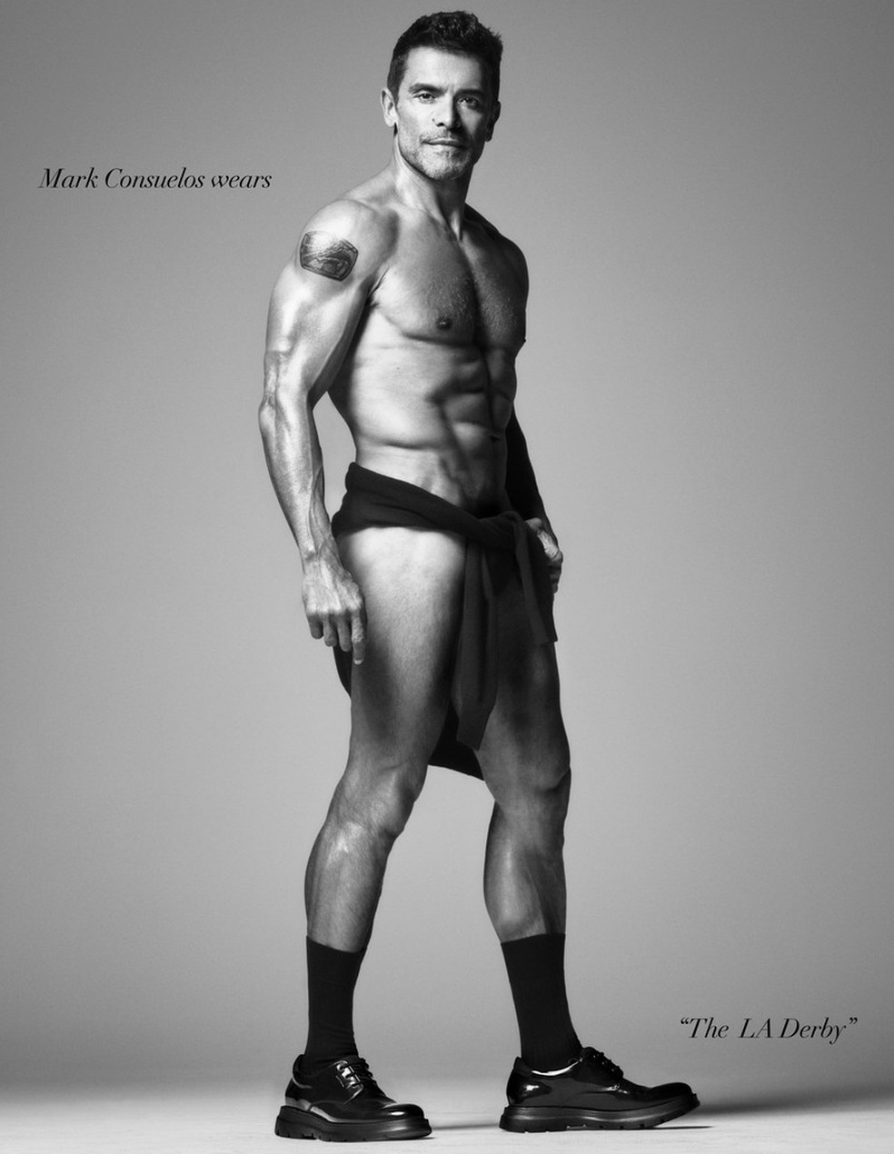 Aos 54 e nu, ator e apresentador Mark Consuelos mostra corpo sarado em campanha