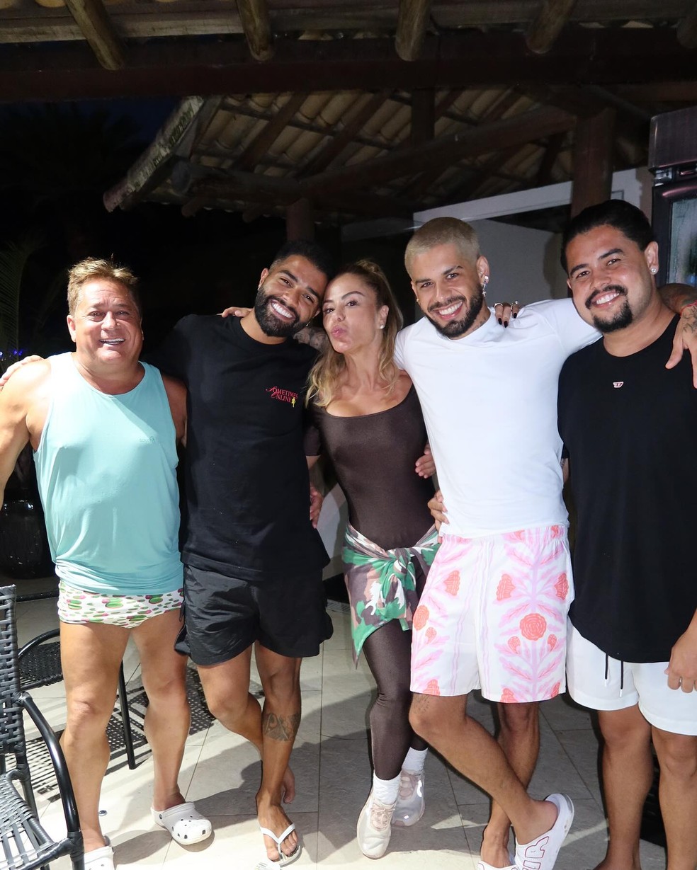 Poliana Rocha 'baba' por Leonardo, Zé Felipe e neto em festa da família ...