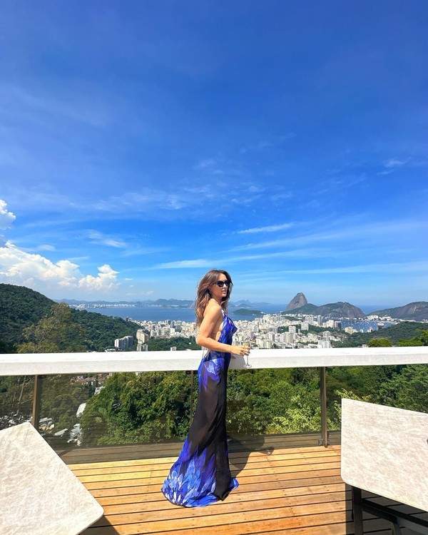 Rafa Kalimann usa vestido azul com transparência em fotos com vista ...