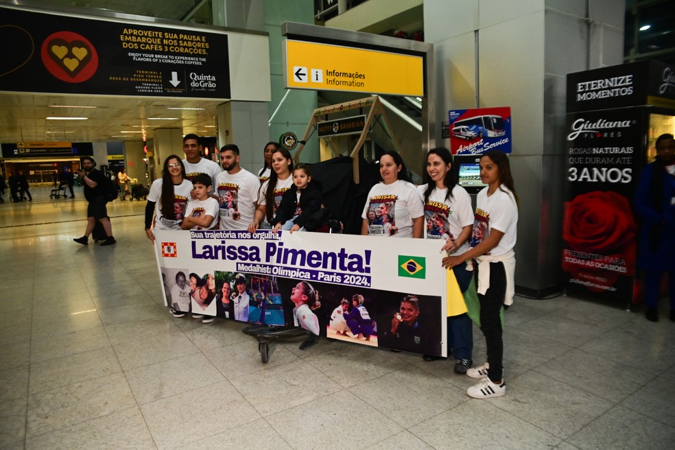 Judoca Larissa Pimenta é recebida com festa pela família após bronze em ...