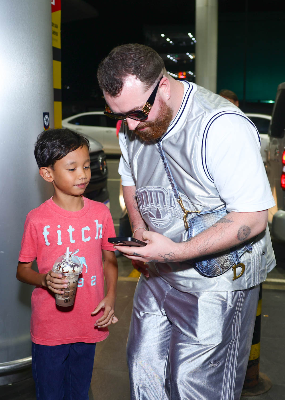 Após show no Lollapalooza, Sam Smith posa com fãs em aeroporto ao ...