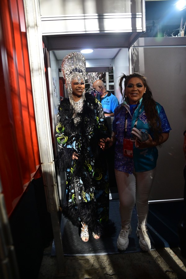 Mãe e irmã de Lexa chegam na concentração da Portela para último dia de ...