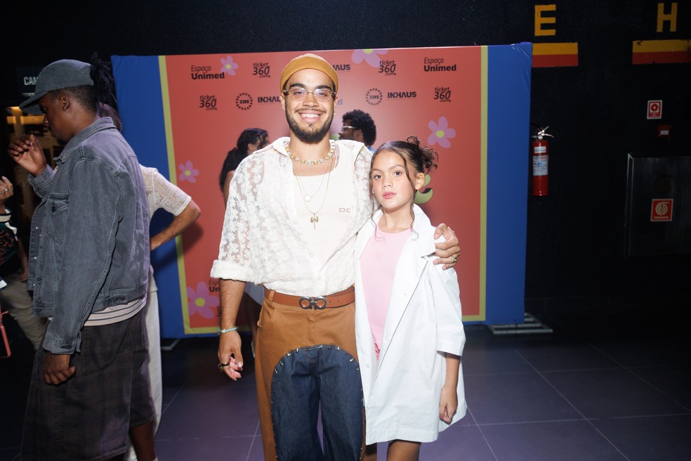 Neta de Preta Gil chama atenção pelo tamanho em show do pai em São Paulo