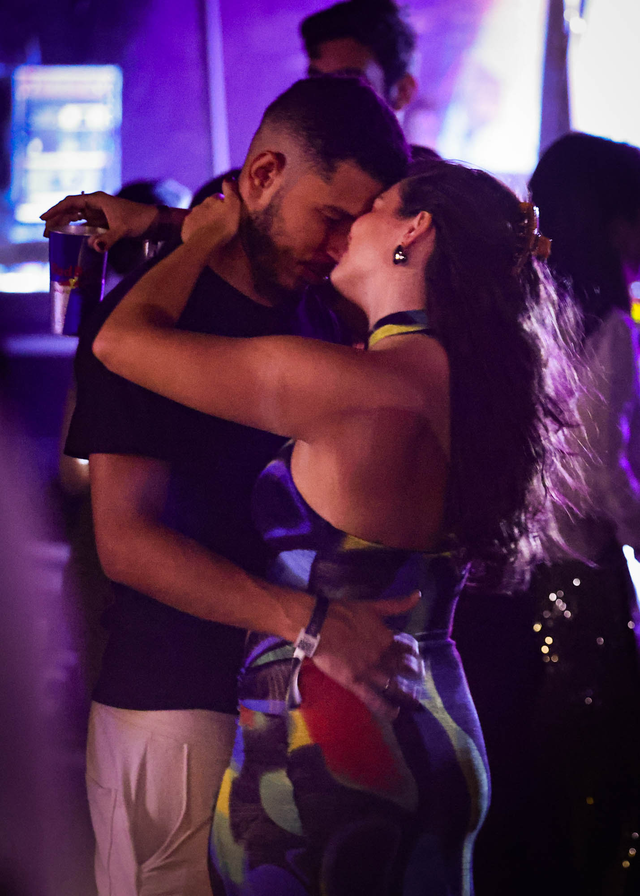 Irmã de Bruna Marquezine, Luana Maia curte festa em Milagres aos beijos com o namorado