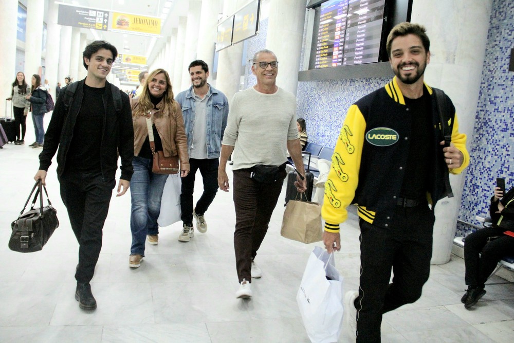 Rodrigo Simas reúne a família em dia de trabalho e posta foto rara