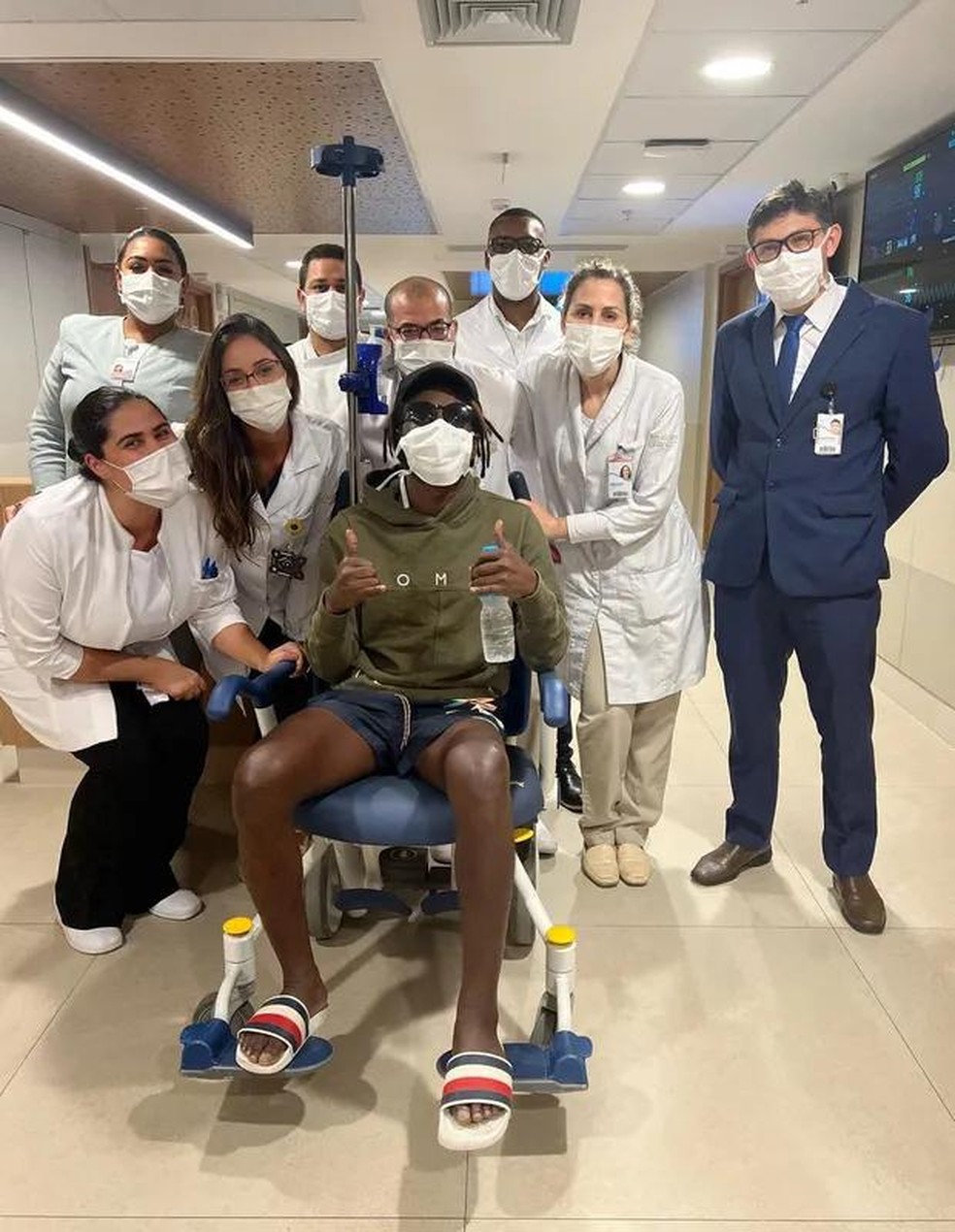 Jonathan Azevedo recebe alta após 12 dias no hospital