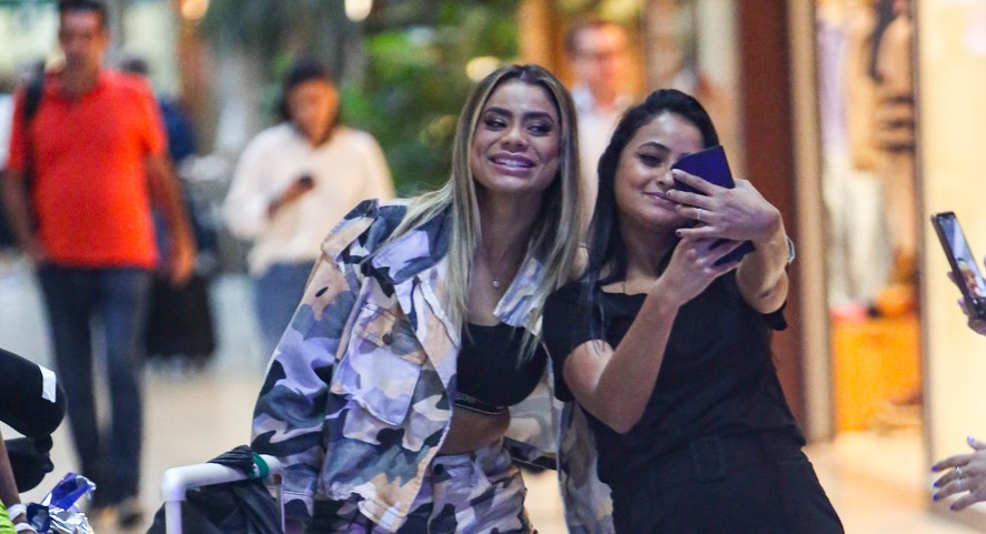 Em meio às polêmicas de Guimê, Lexa dá show de simpatia e atende fãs no RJ