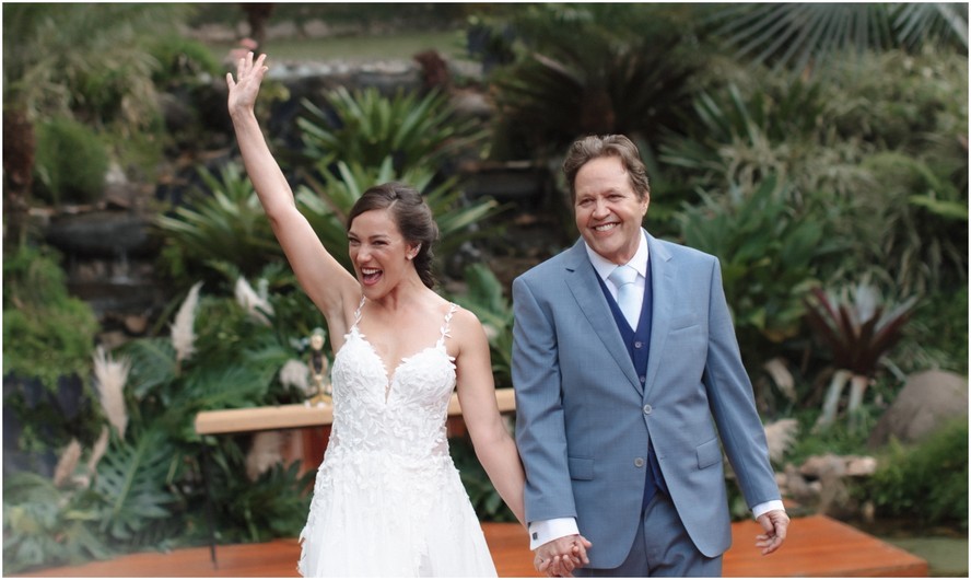 Adriana Birolli se casa com Ivan Zettel no Rio; veja fotos