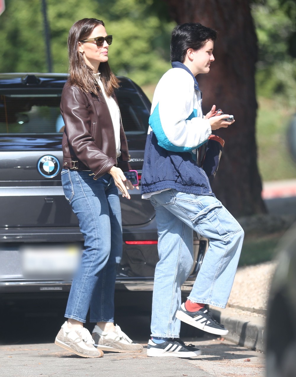 Jennifer Garner e Fin Affleck, de novo visual, são clicados em passeio