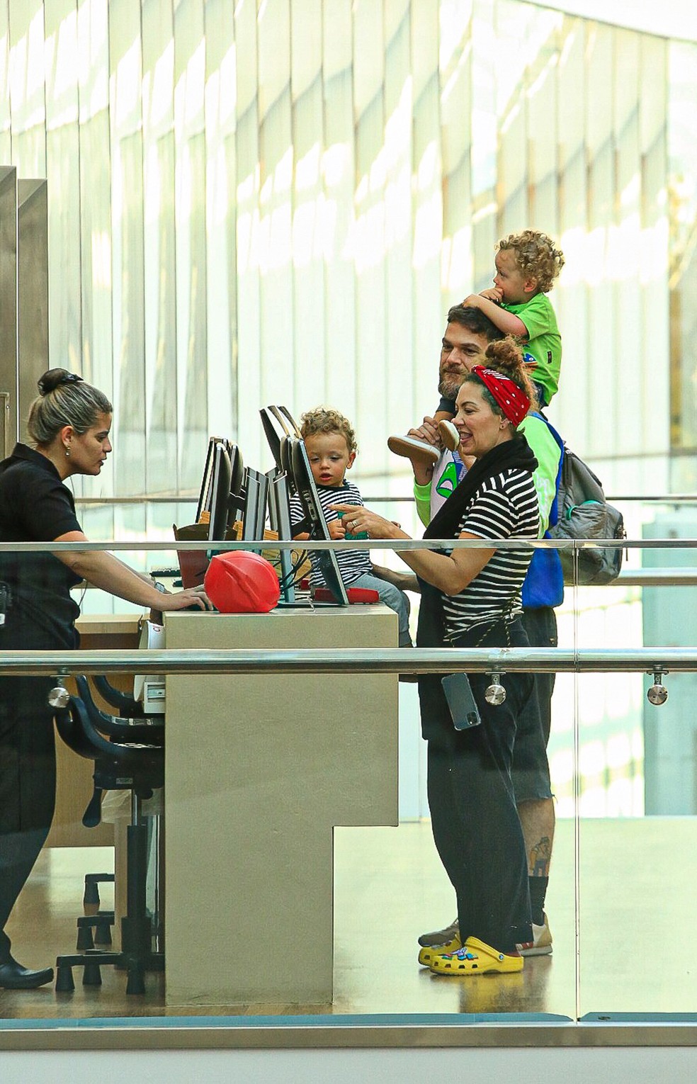 Fabiula Nascimento e Emílio Dantas passeiam com os filhos em shopping