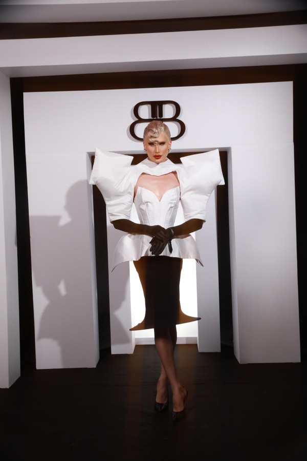 Com look avaliado em R$ 10 mil, Halessia marca presença no Baile do BB
