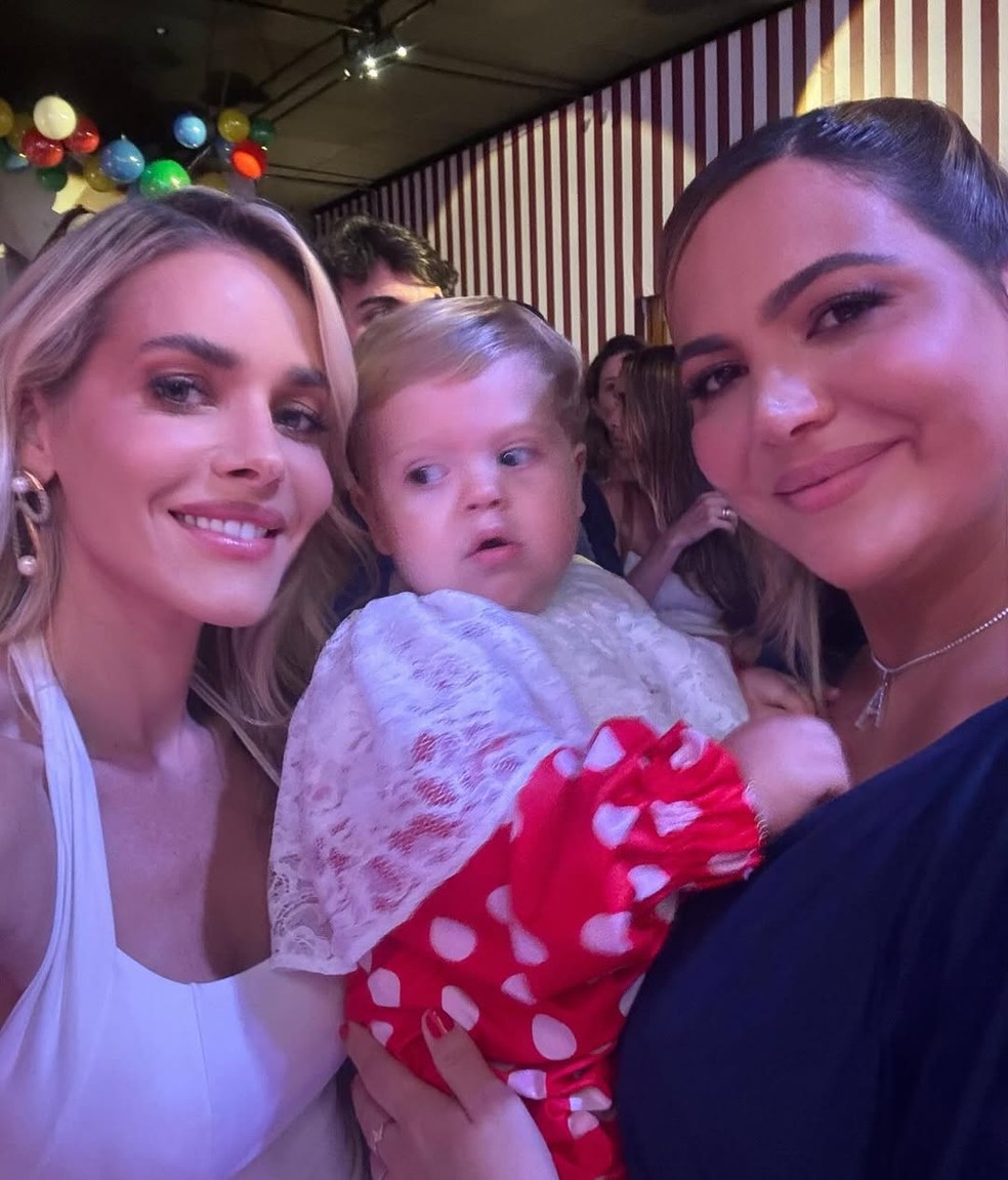 Famosos se divertem da festa do filho de Carol Sampaio