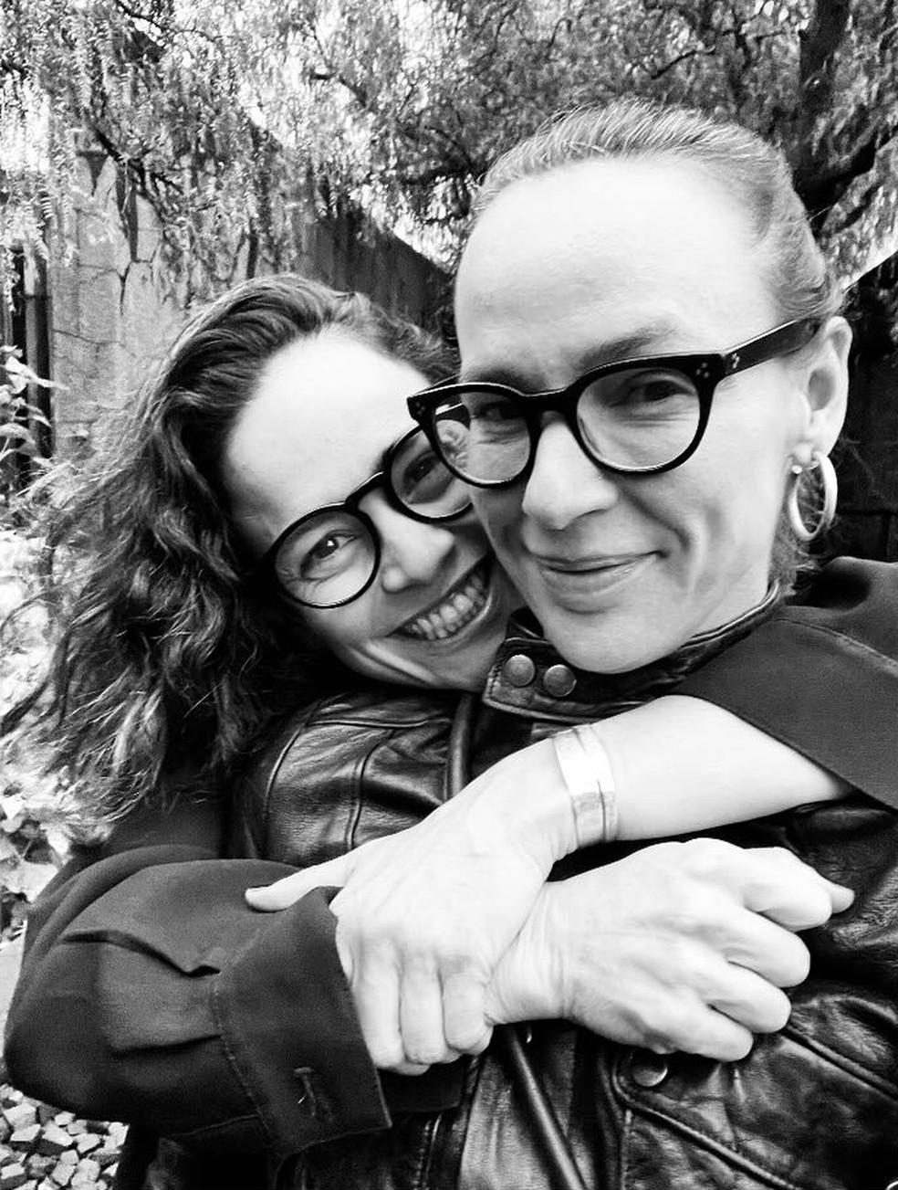 Discreta, Alice Braga postas fotos abraçadinha à namorada no México