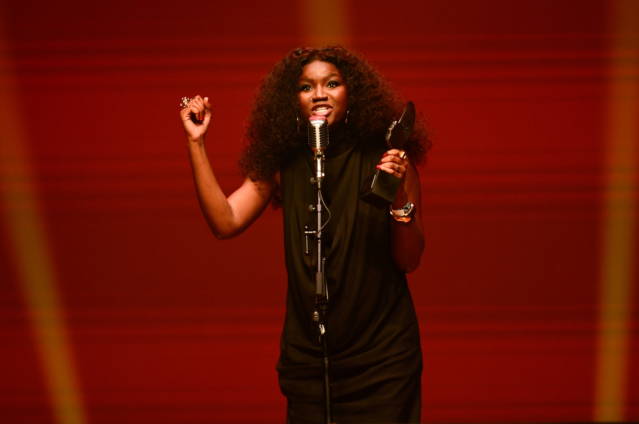 Kenya Sade faz aparição rara com a esposa e a mãe no Prêmio Potências ...