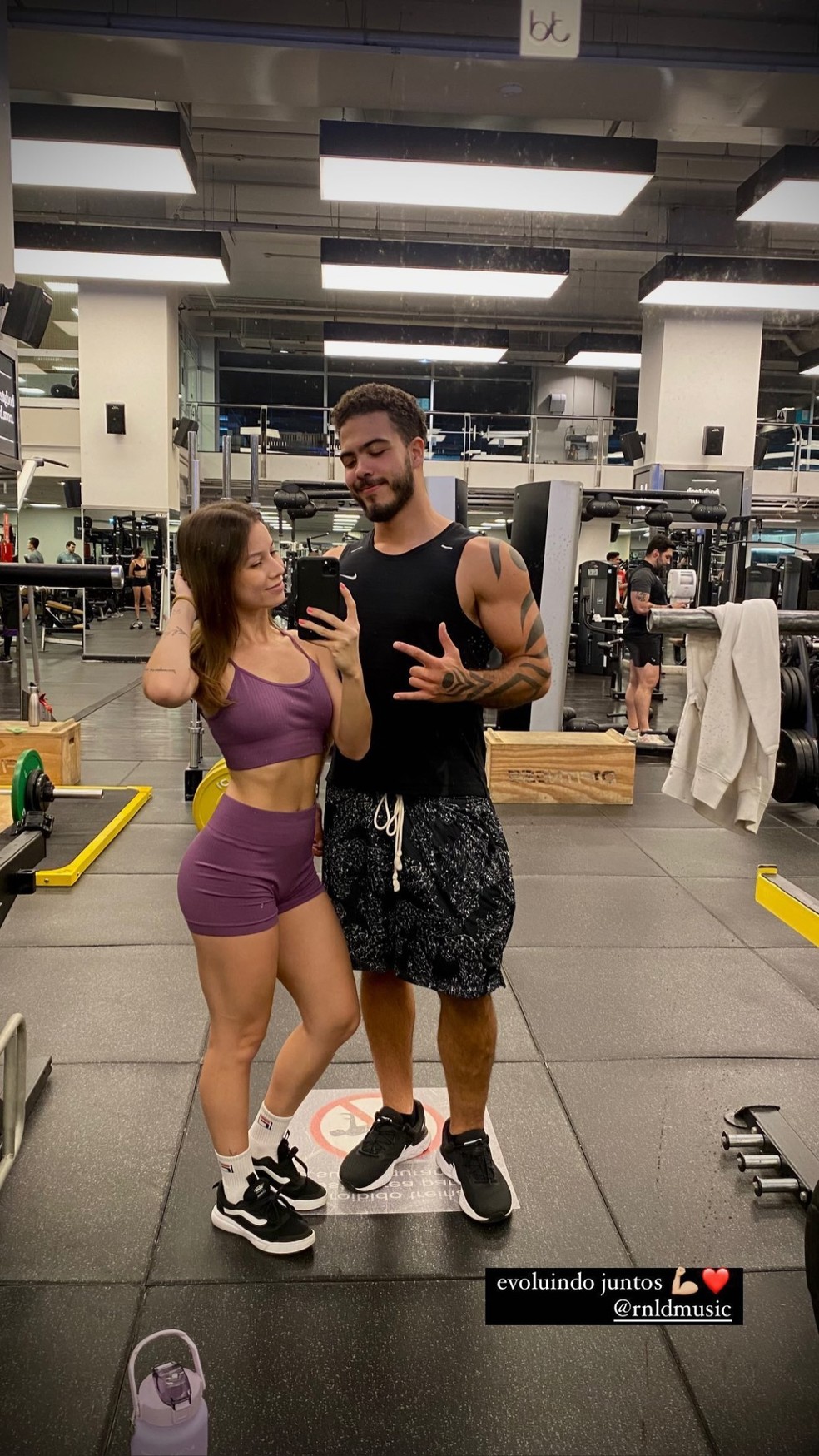 Ronald e nova namorada mostram corpos sarados em treino: 'Evoluindo juntos'