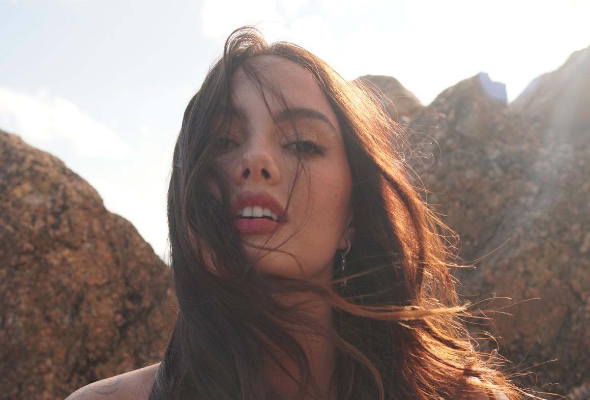 Lavínia exalta a mulher e o amor no primeiro álbum 'No Meu Umbigo'