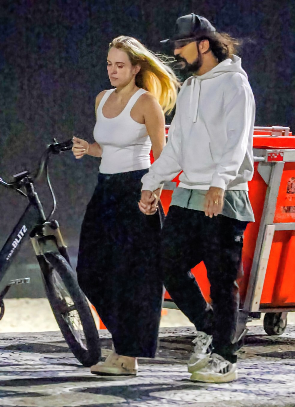 Gabriel O Pensador e a esposa, Gabriela Vicente, passeiam de mãos dadas ...