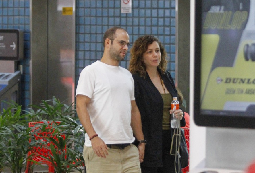 Leandra Leal e o marido aproveitam momento de carinho em aeroporto
