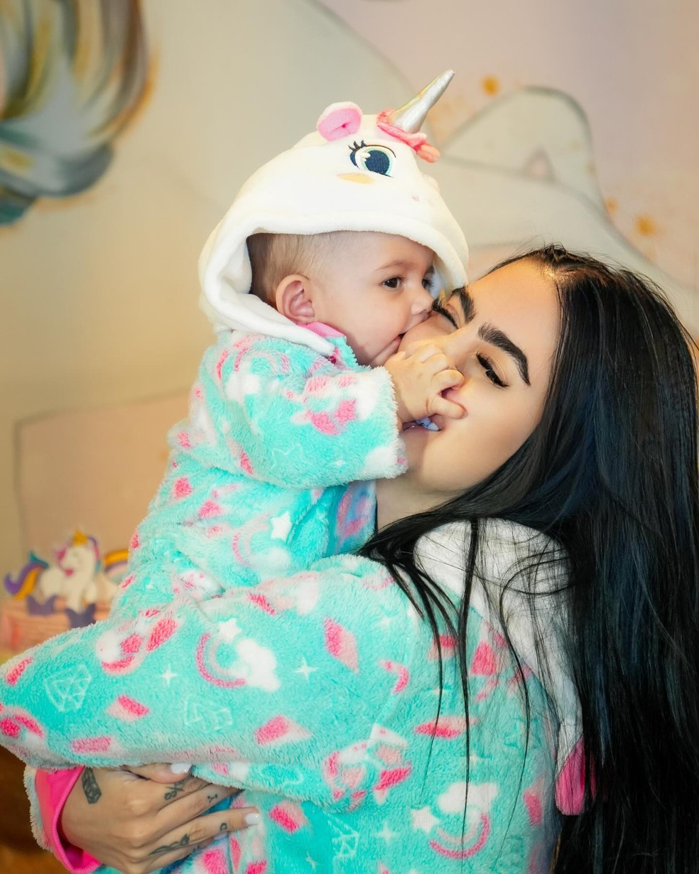 MC Mirella e Dynho Alves combinam looks de unicórnio em festa da filha