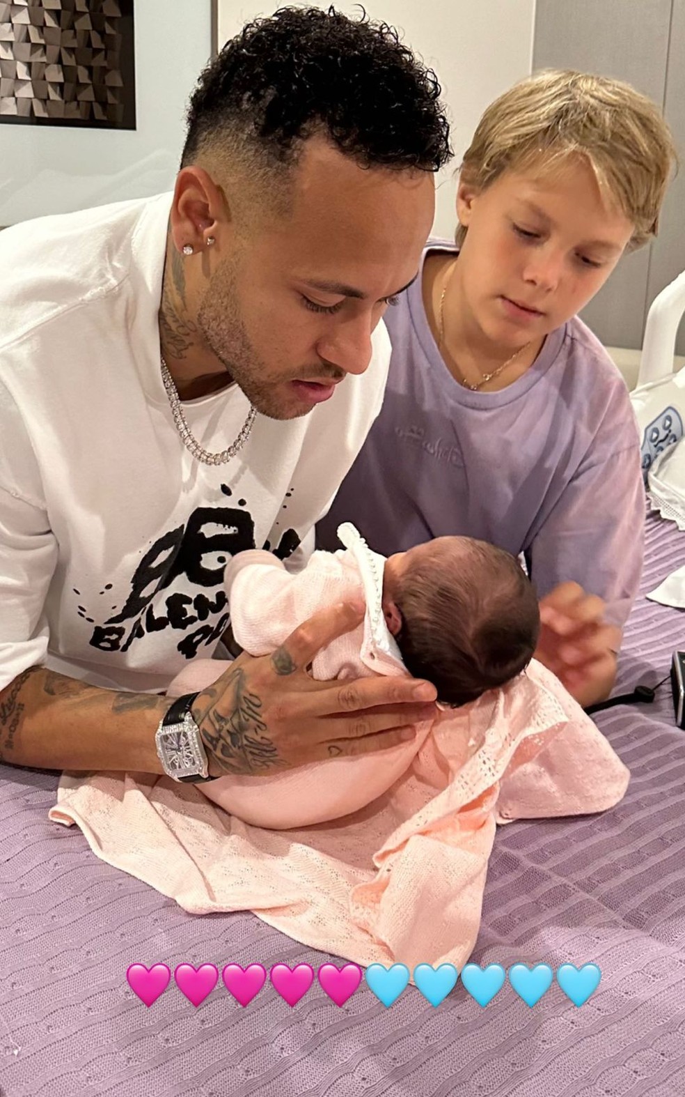 Rafaella visita Mavie, filha de Neymar, em maternidade de luxo