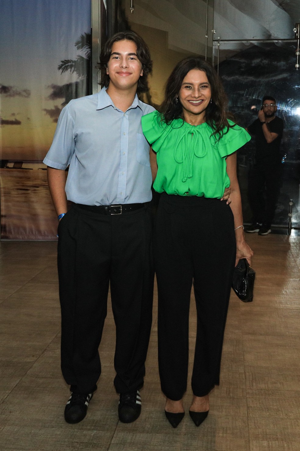 Dira Paes e filho mais velho impressionam por semelhança em evento no Rio