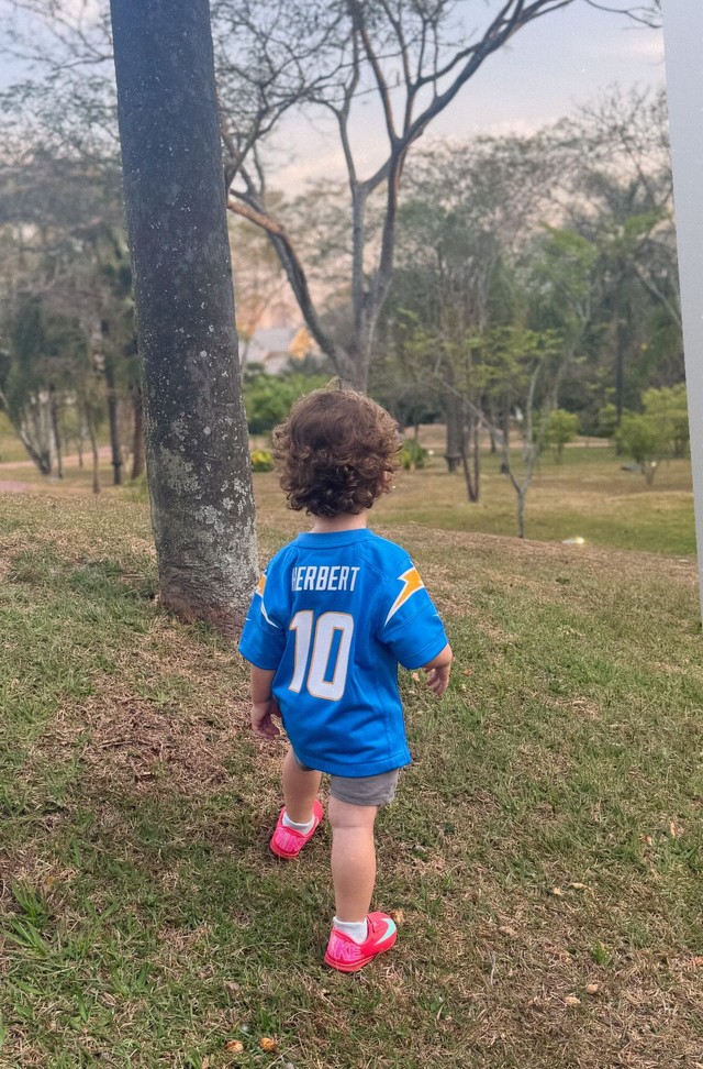Pato e Rebeca Abravanel celebram os 2 anos do filho na Disney; vídeos