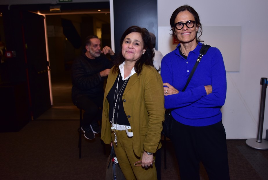Zélia Duncan e a namorada, Flávia Soares, prestigiam estreia de peça