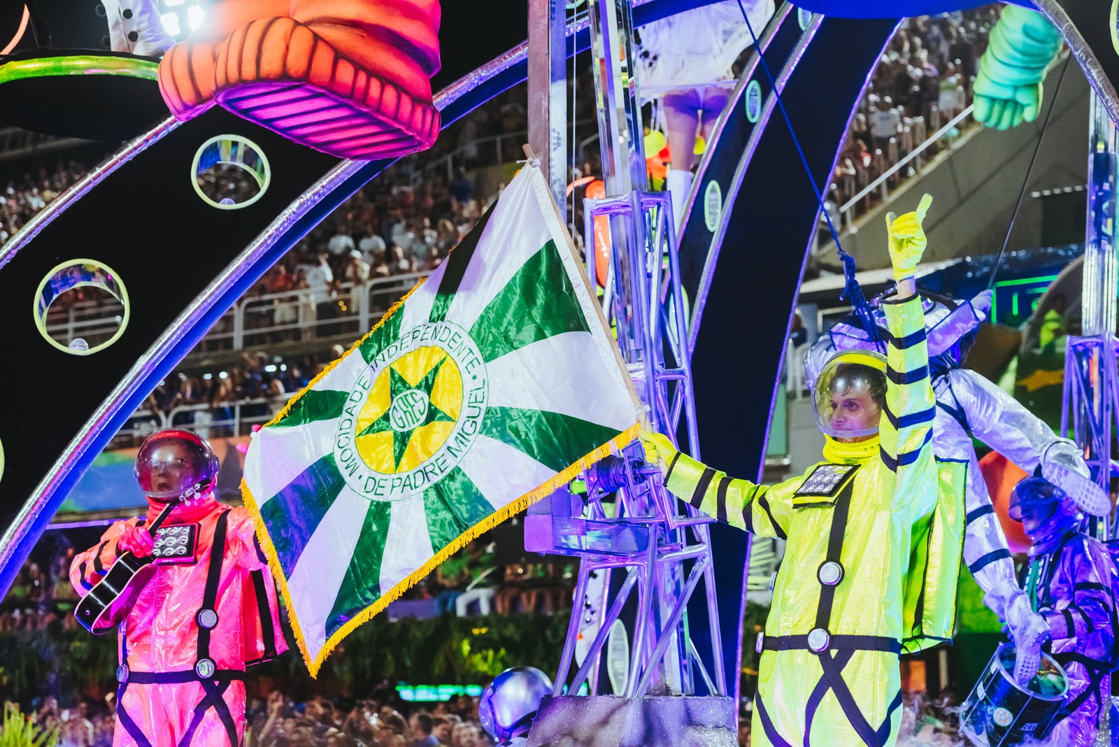 Irina Shayk estreia na Sapucaí; veja a fantasia da top model