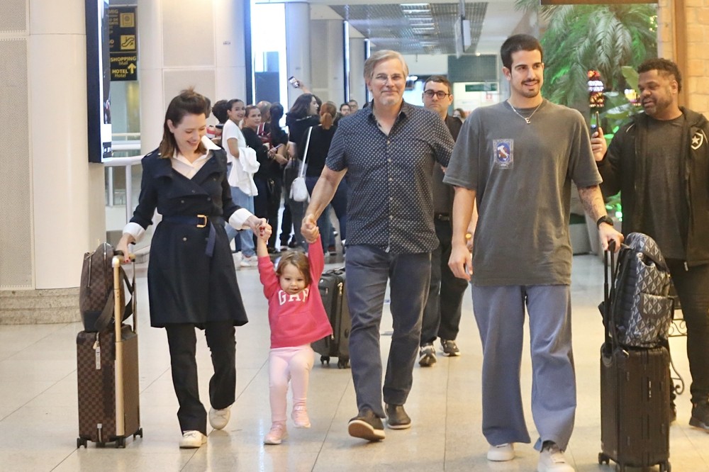 Edson Celulari embarca com os filhos Enzo e Chiara, e a esposa