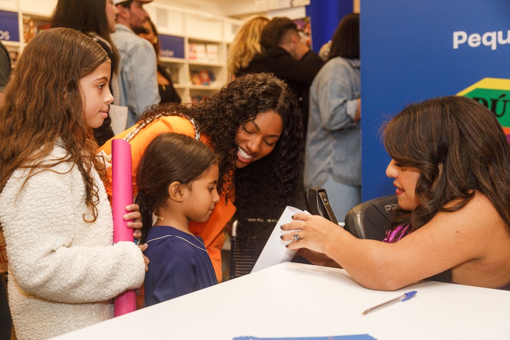 Ex-BBB Tina Calamba faz aparição pública rara com as filhas, Raquel e Alana