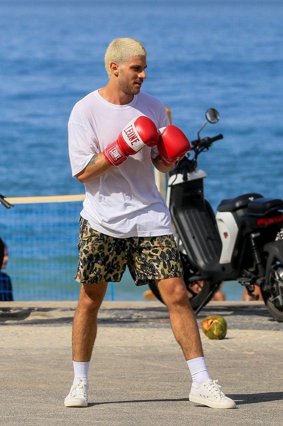 Chay Suede treina boxe em praia do Rio