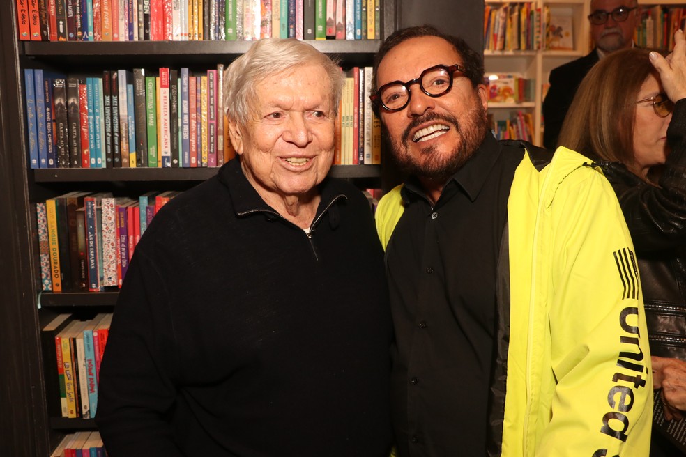 Boni faz primeira aparição após infarto e vai a evento com o filho