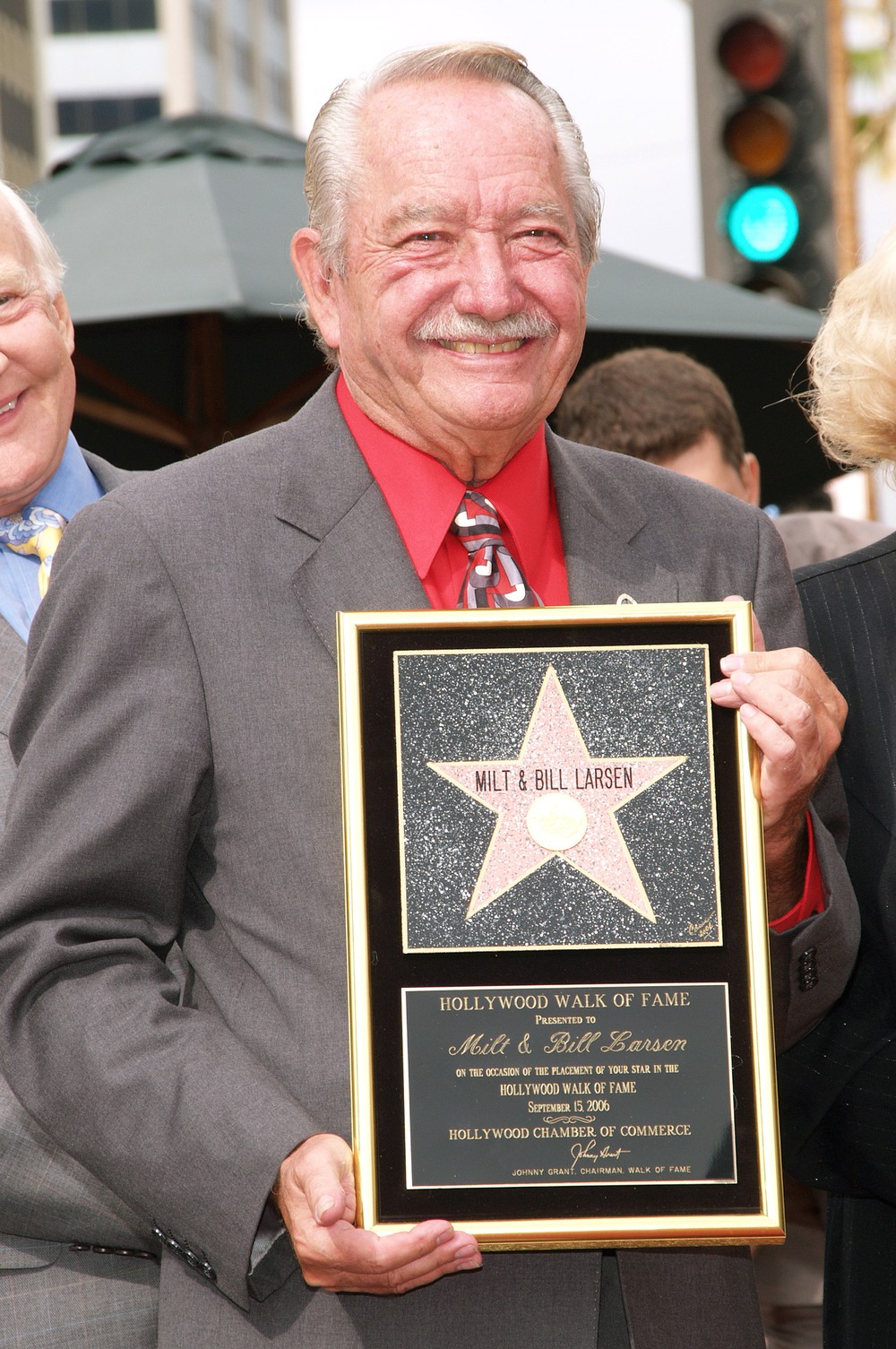 Morre Milt Larsen, mágico fundador do Magic Castle, aos 92 anos de idade