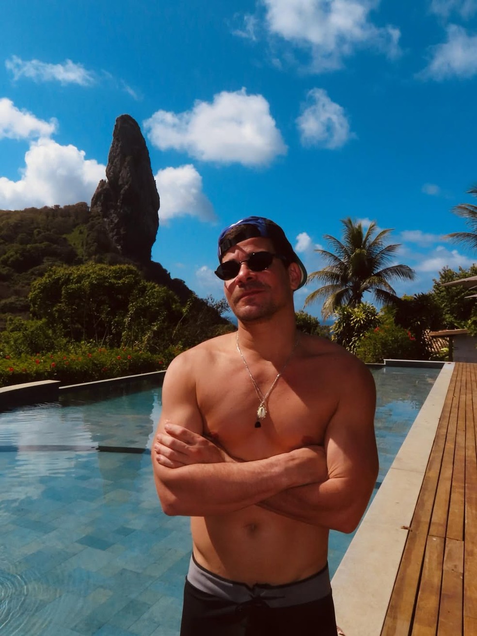 Thiago Martins se diverte em passeio de lancha em Noronha