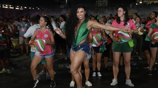 Saiba tudo sobre: Evelyn Bastos | Rainha de bateria da Mangueira