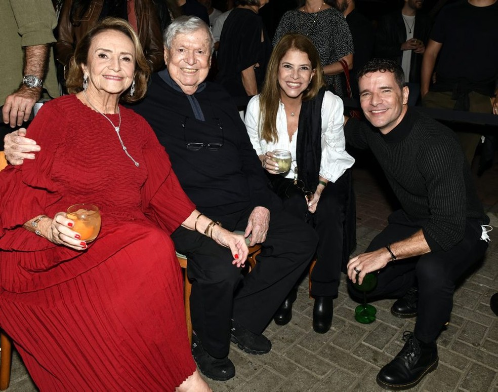 Cantora Joanna faz aparição pública raríssima com a esposa, Karen Keldani