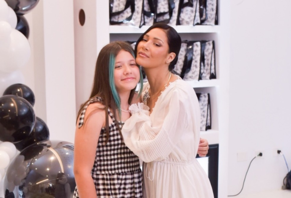 Simaria encanta fãs com fotos de look todo branco: 'Volte para os palcos'