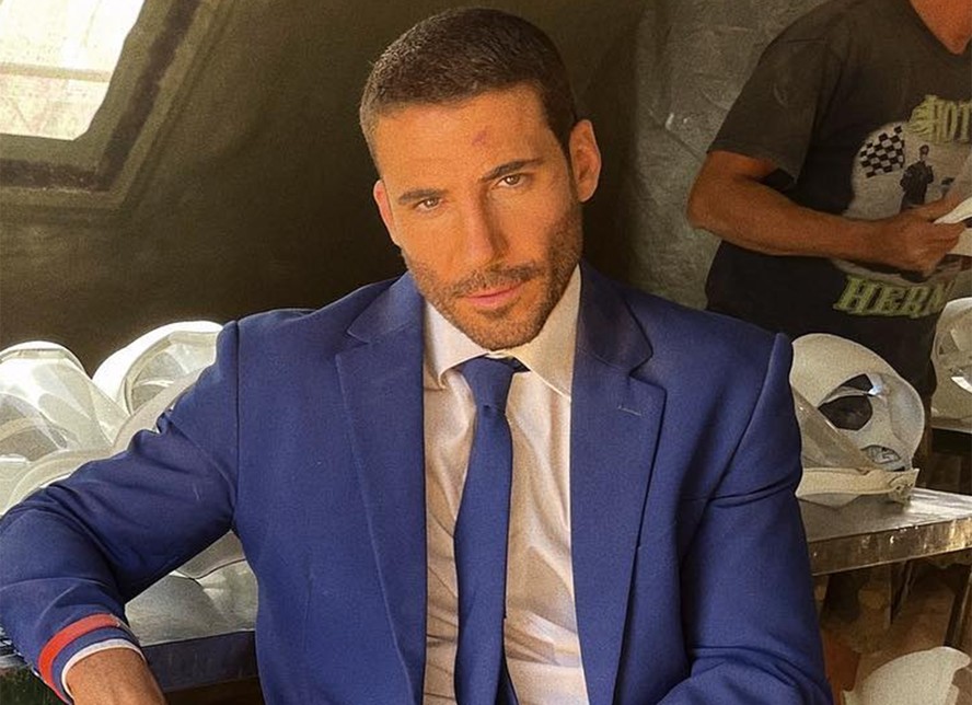 Astro de 'Sense 8' alvoroça web com clique de sunga branca: 'Quem não ...