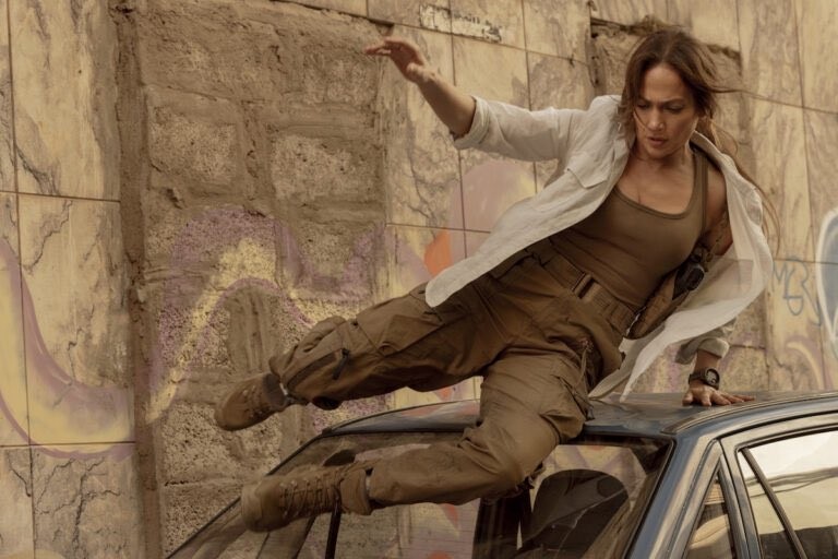 Jennifer Lopez tortura, atira e dá muita pancada em trailer de filme de ...