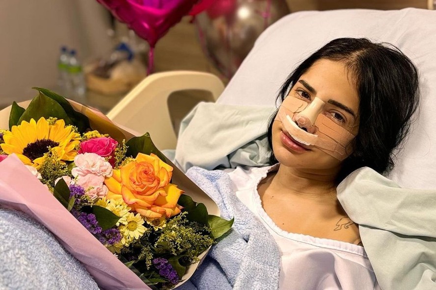 Influenciadora tira cartilagem da costela para rinoplastia: 'Dói muito'