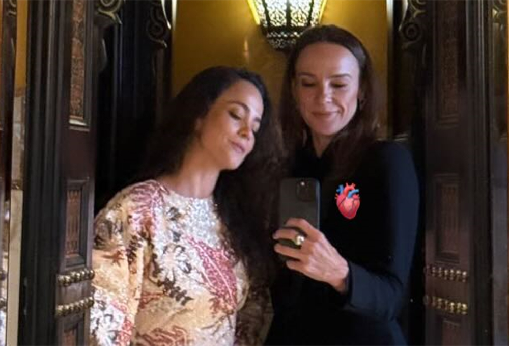 Alice Braga aparece coladinha à namorada, Renata Brandão, em registro raro