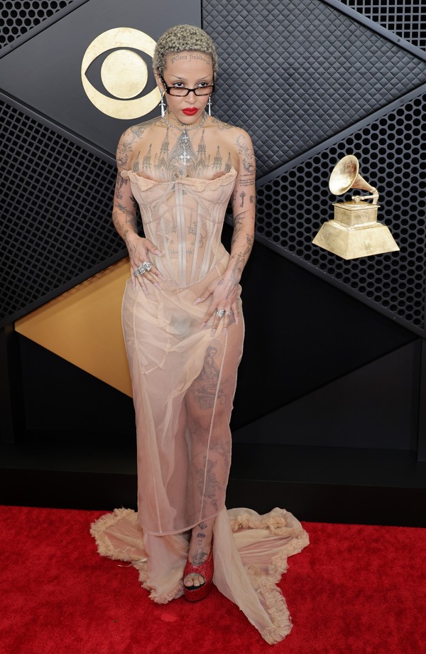 Doja Cat aposta em transparência para tapete vermelho de Grammy e deixa ...