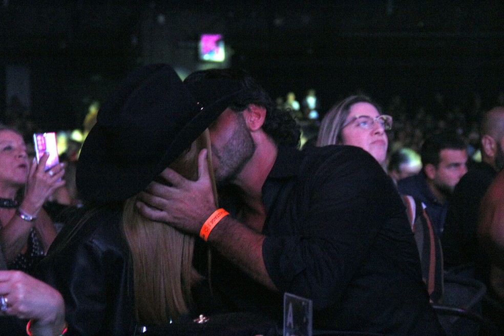 Marina Ruy Barbosa beija muito o namorado em plateia de show