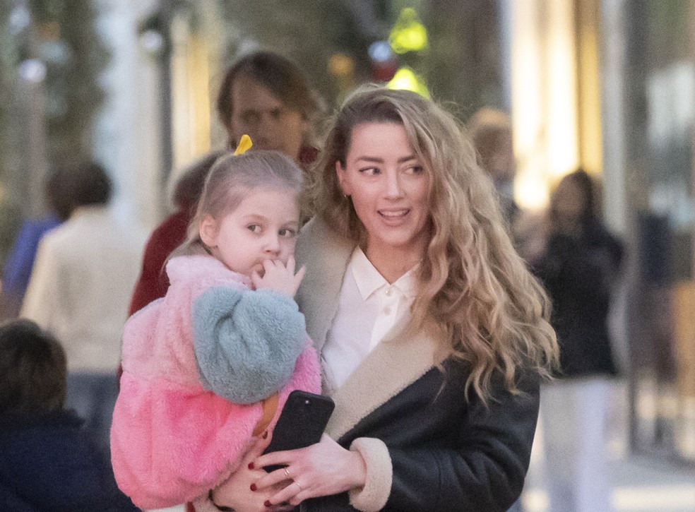 Amber Heard anuncia nascimento de gêmeos, e fãs especulam que Elon Musk ...