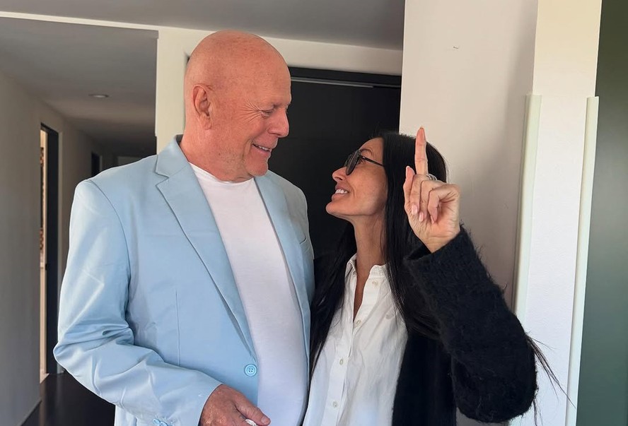 Bruce Willis posa com Demi Moore em aniversário de 70 anos; fotos